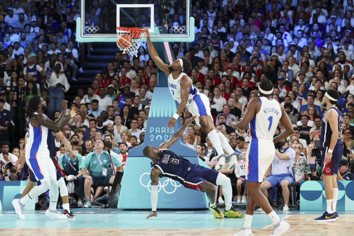 JO 2024-basket-Le dunk de Yabusele sur Lebron : Tirages d'art